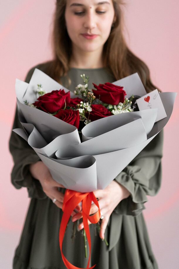 Букет из бордовых роз со стильным оформлением, артикул F1250892 - 2500 ...